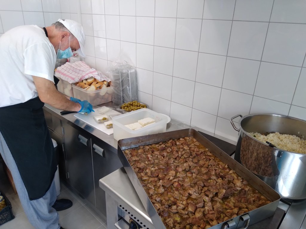 Άρχισε το κοινωνικό έργο της νέας δομής «Η κουζίνα της καρδιάς μας ...