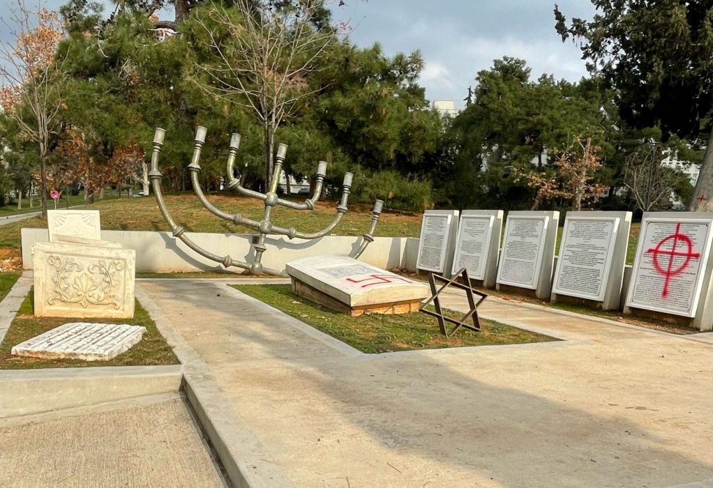 Θεσσαλονίκη: Το ΥΠΕΞ καταδικάζει τη βεβήλωση του μνημείου που είναι ...