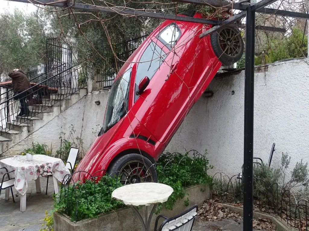 Θεσσαλονίκη: Αυτοκίνητο έπεσε μέσα σε αυλή σπιτιού στο Πανόραμα (ΦΩΤΟ ...