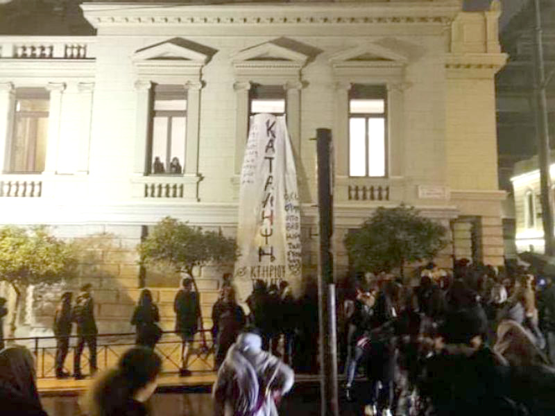 «Πόρτα» των καλλιτεχνών στον Τσίπρα - ΚΑΡΦΙΤΣΑ