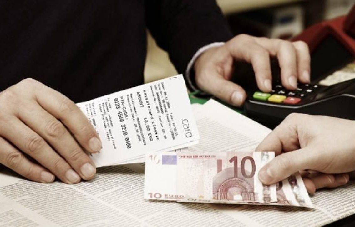 Προτιμάμε τα μετρητά, αλλά πληρώνουμε με κάρτα - ΚΑΡΦΙΤΣΑ