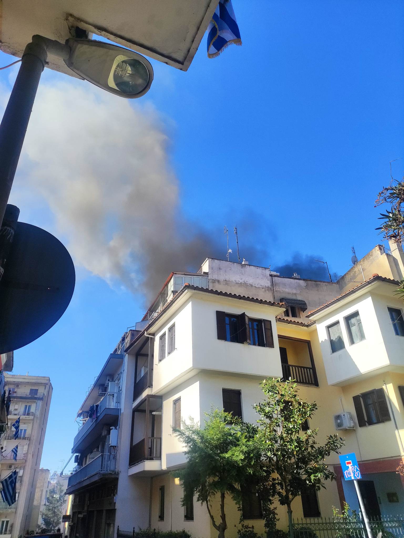 Θεσσαλονίκη: Πώς σώθηκε η 78χρονη από το φλεγόμενο διαμέρισμα - ΚΑΡΦΙΤΣΑ