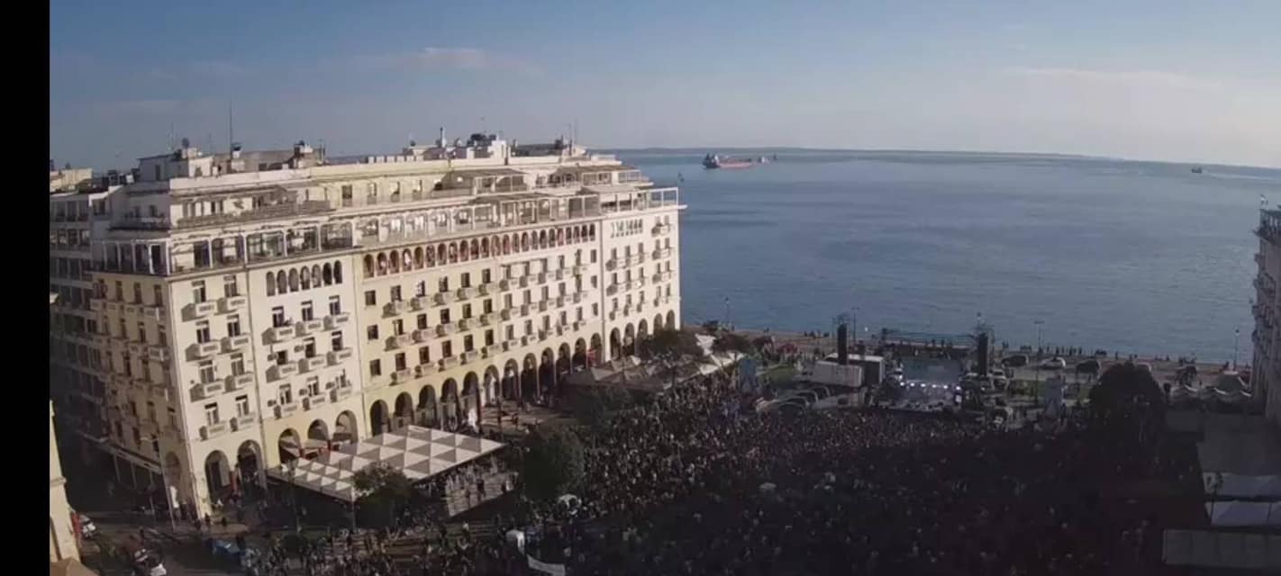 ΤΩΡΑ – Θεσσαλονίκη: Πλήθος κόσμου στη συναυλία κατά της ιδιωτικοποίησης ...