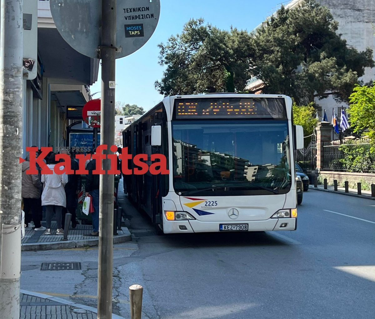 Θεσσαλονίκη: Λεωφορείο του ΟΑΣΘ «έμεινε» σε κεντρικό δρόμο (ΦΩΤΟ ...