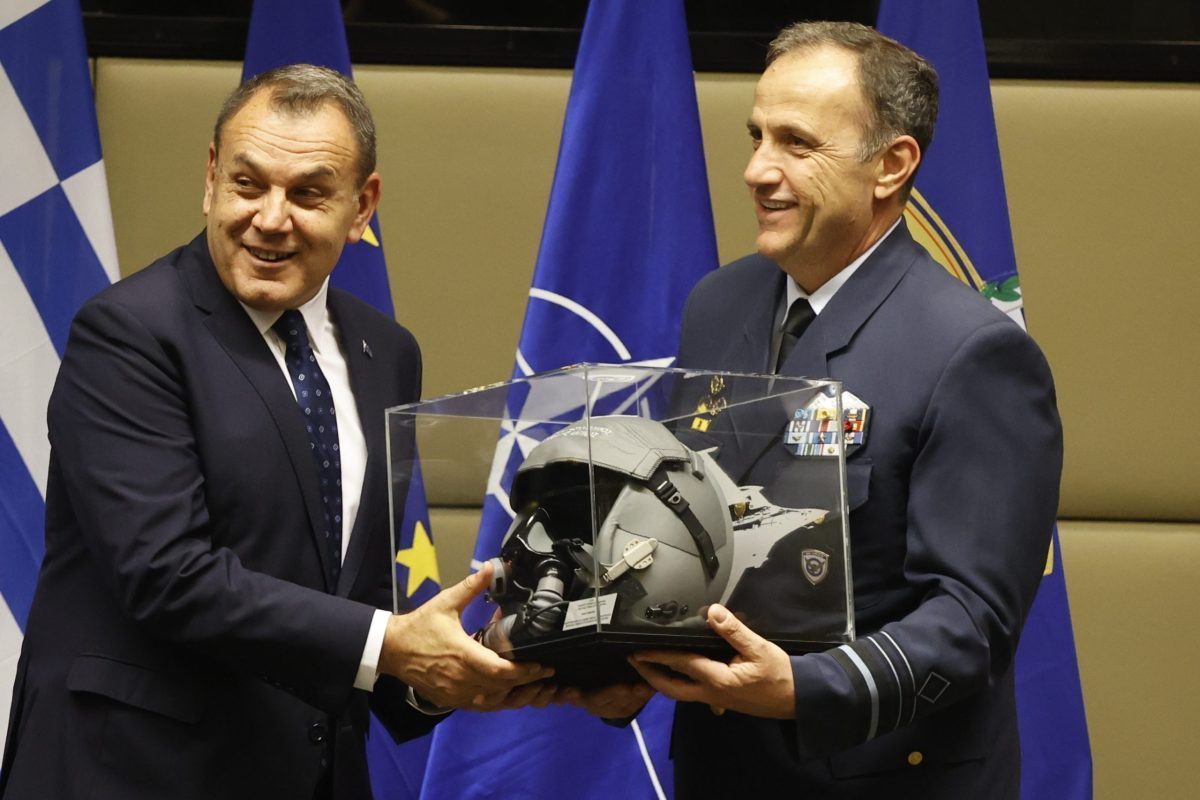 Συγκίνηση και αναμνηστικά δώρα στην αλλαγή φρουράς για το Υπουργείο ...