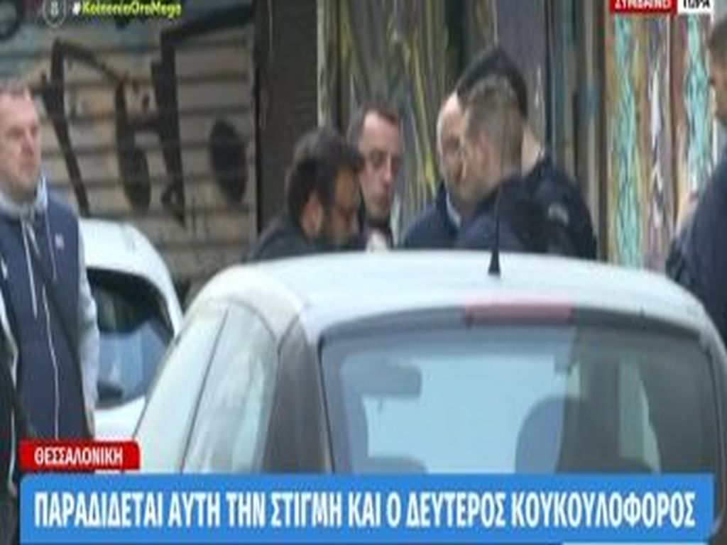 Θεσσαλονίκη: Η στιγμή που ο παπάς αγκαλιάζει τον κουκουλοφόρο (ΦΩΤΟ ...