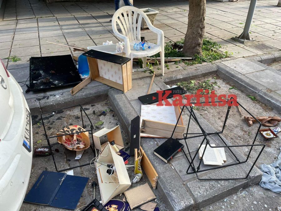 Θεσσαλονίκη: Πέταξε έπιπλα και… τηλεόραση από το μπαλκόνι -Φθορές σε ΙΧ ...