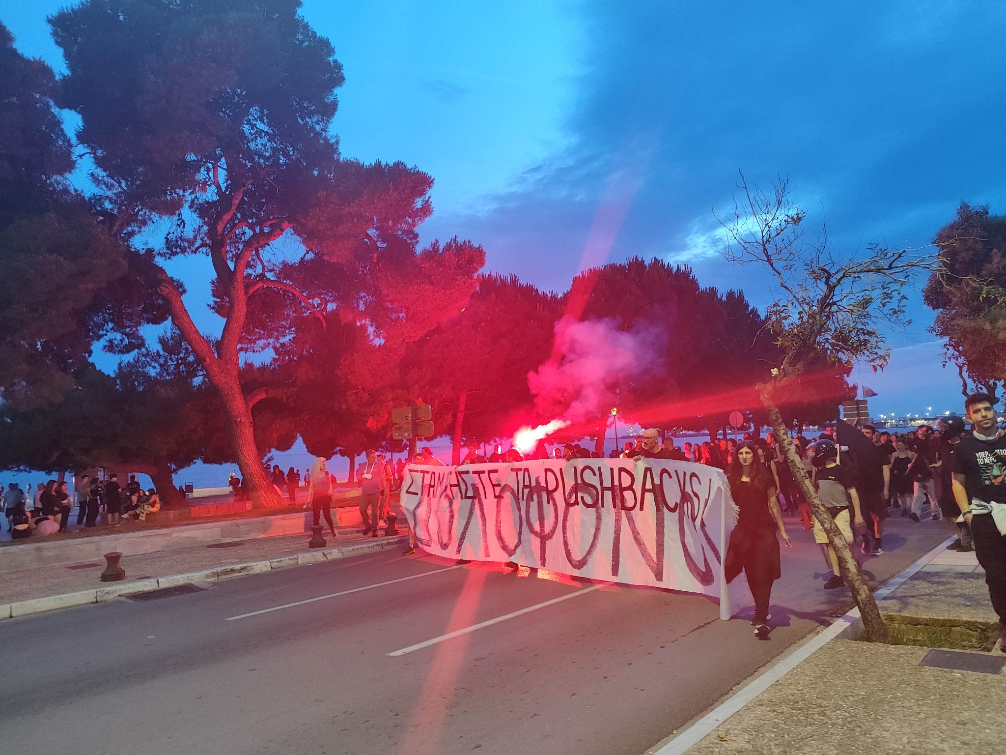 Θεσσαλονίκη: Με καπνογόνα η πορεία για τα θύματα του ναυαγίου στην Πύλο ...