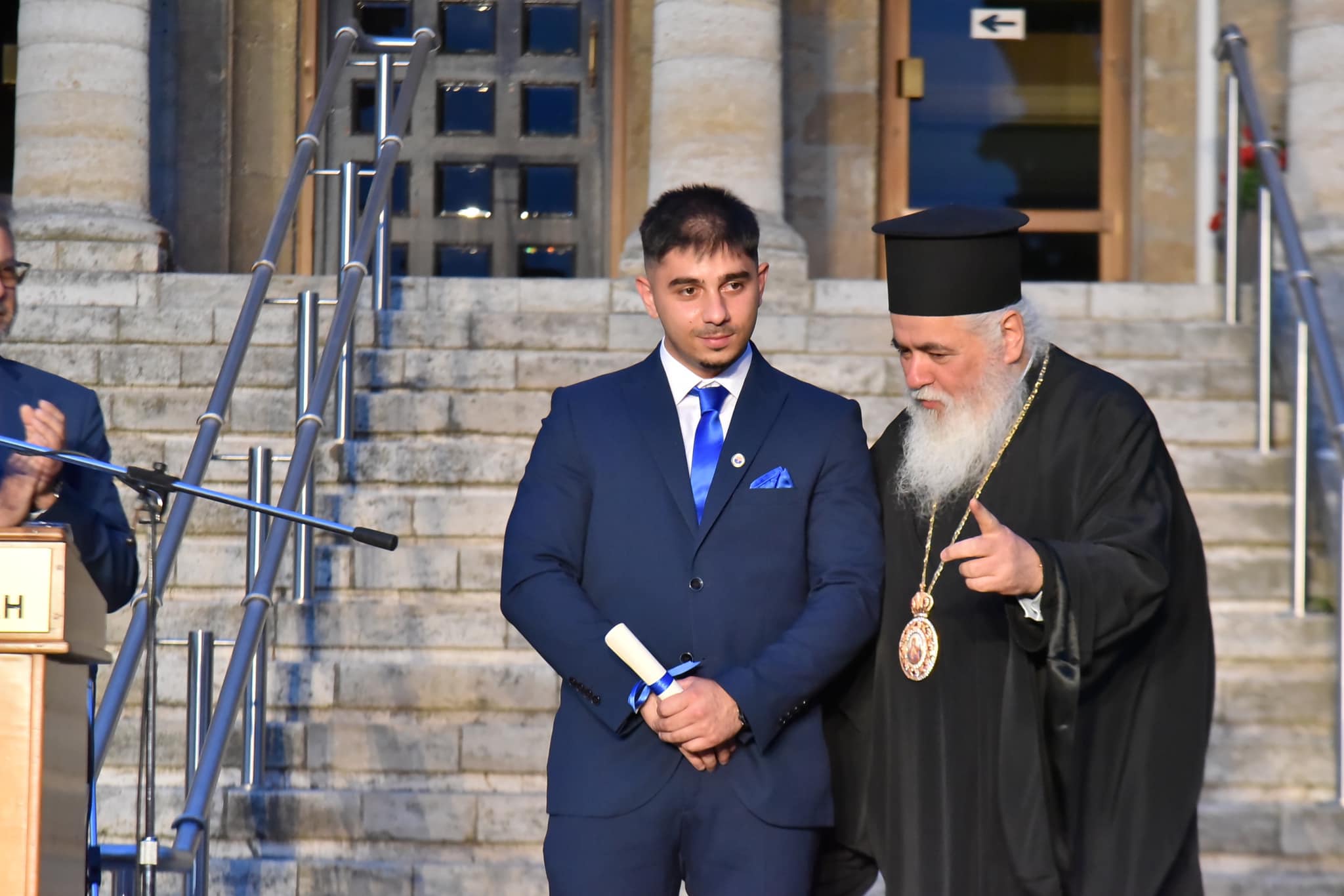 Θεσσαλονίκη: Συγκίνηση στην τελετή αποφοίτησης του Βαγγέλη από τον Φάρο ...