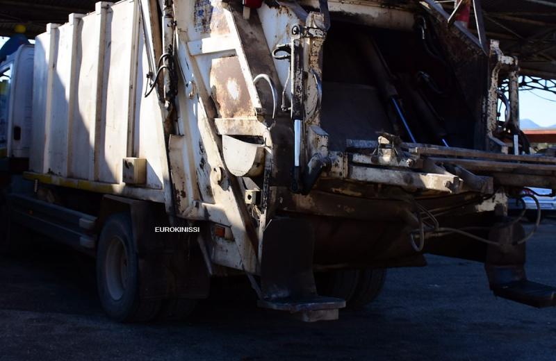 Θεσσαλονίκη: Απορριμματοφόρο έπεσε σε λακκούβα και «τίναξε» την ...