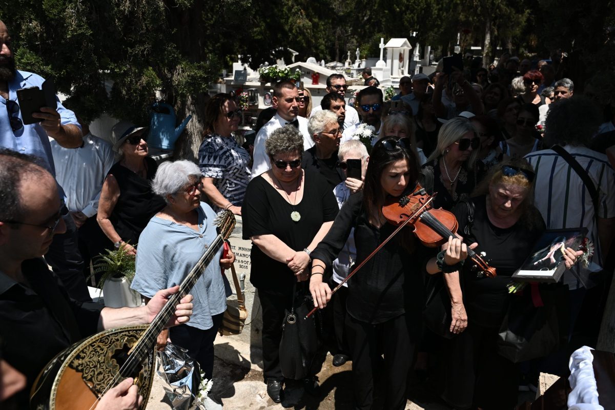 Το τελευταίο αντίο στη Γιώτα Γιάννα – Πλήθος κόσμου την αποχαιρέτησε ...