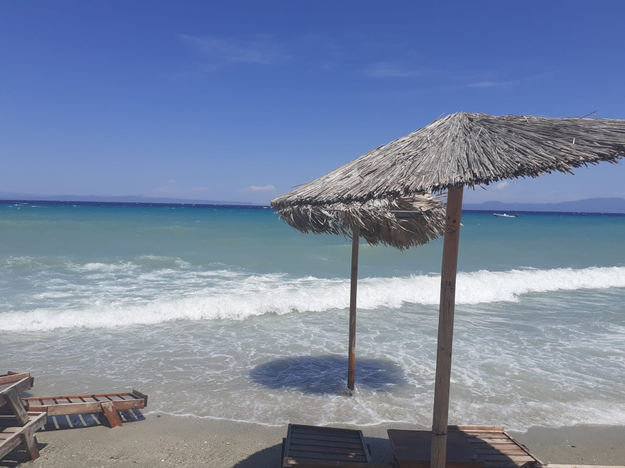 Ο δυνατός αέρας “τα πήρε και τα σήκωσε” όλα σε παραλία της Χαλκιδικής ...