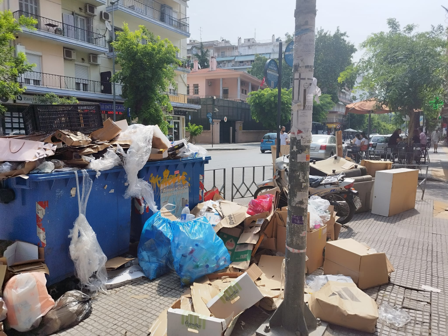 Απέραντος σκουπιδότοπος κεντρικός δρόμος της Θεσσαλονίκης (ΦΩΤΟ) - ΚΑΡΦΙΤΣΑ