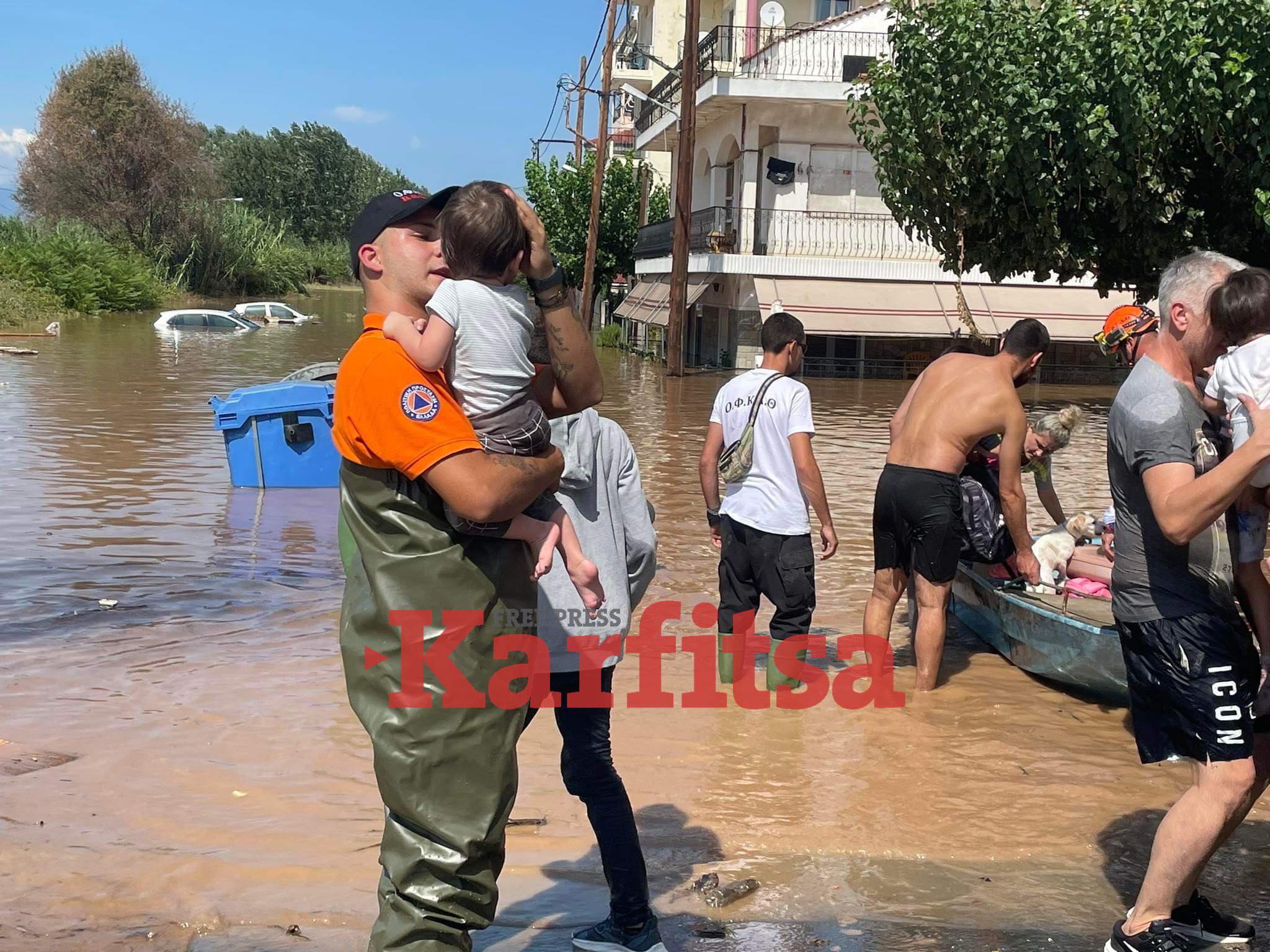 Δραματικές εικόνες στη Λάρισα: Διασώστες απεγκλωβίζουν οικογένειες και ...