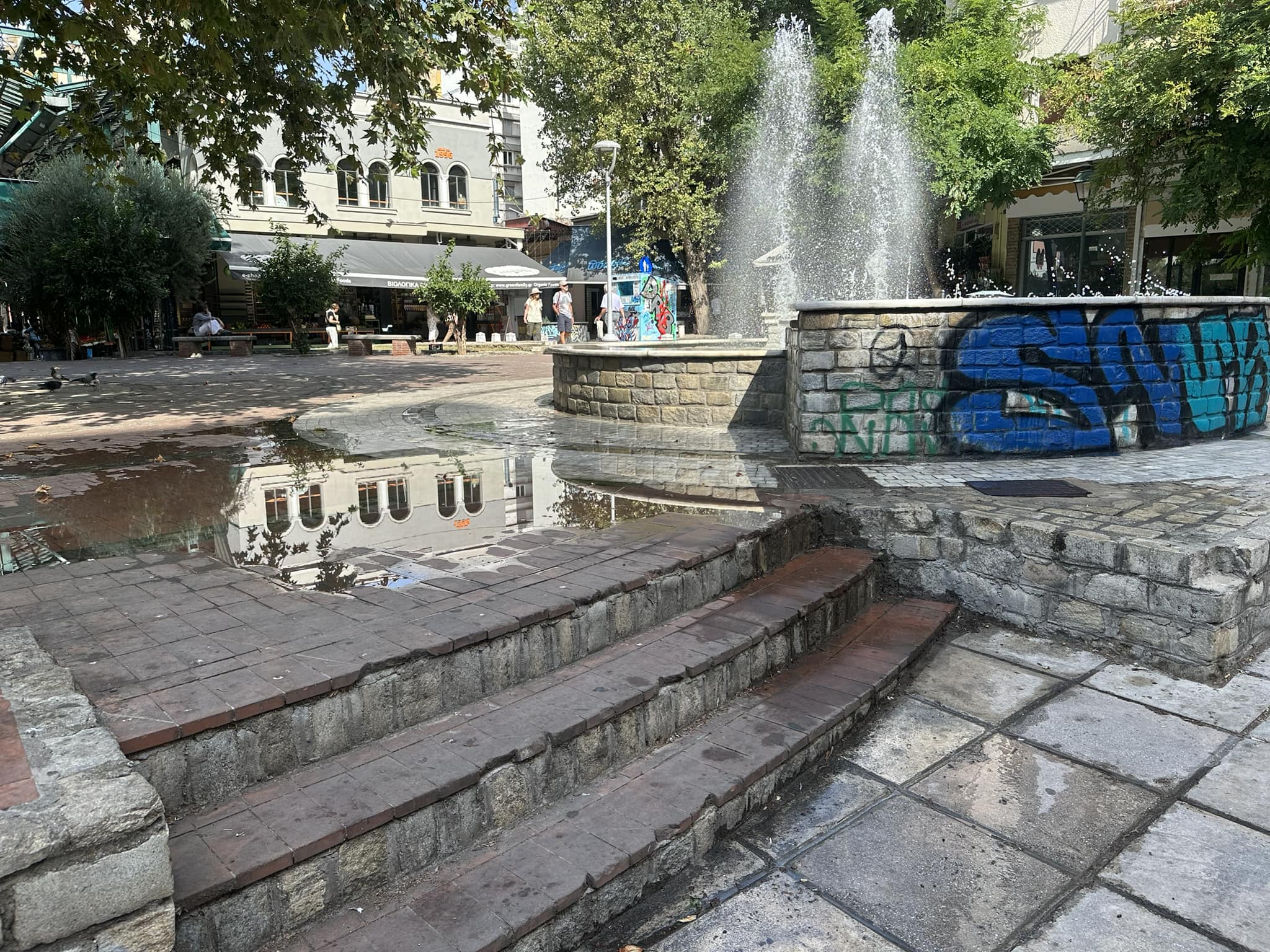 Θεσσαλονίκη: Παραμελημένη η πλατεία Άθωνος - Το συντριβάνι την γεμίζει ...