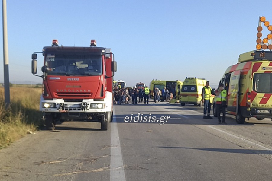 Καραμπόλα με πολλούς τραυματίες στην ΠΑΘΕ - Ανασύρθηκαν άτομα δίχως τις ...