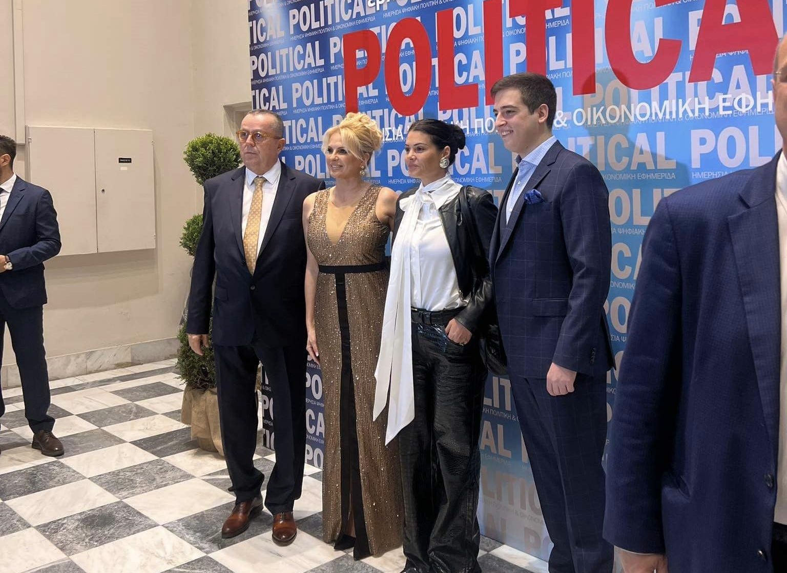 Τρία χρόνια στην κορυφή της ενημέρωσης η Political - ΚΑΡΦΙΤΣΑ