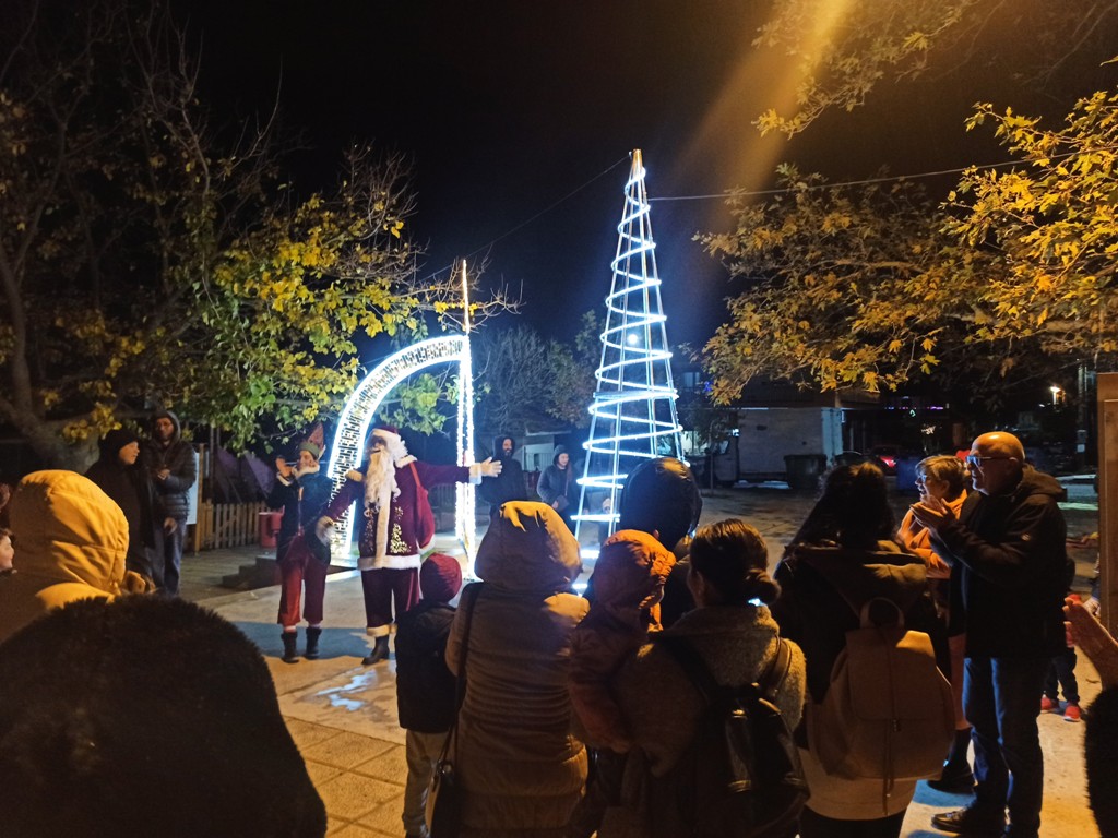 Θεσσαλονίκη: Φωταγωγήθηκαν τα χριστουγεννιάτικα δέντρα στον δήμο ...