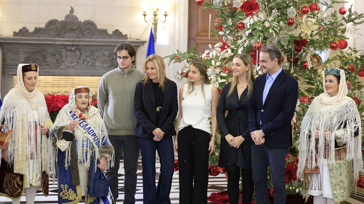 Χριστουγεννιάτικα κάλαντα από το Καστελλόριζο είπαν στον Κυριάκο ...