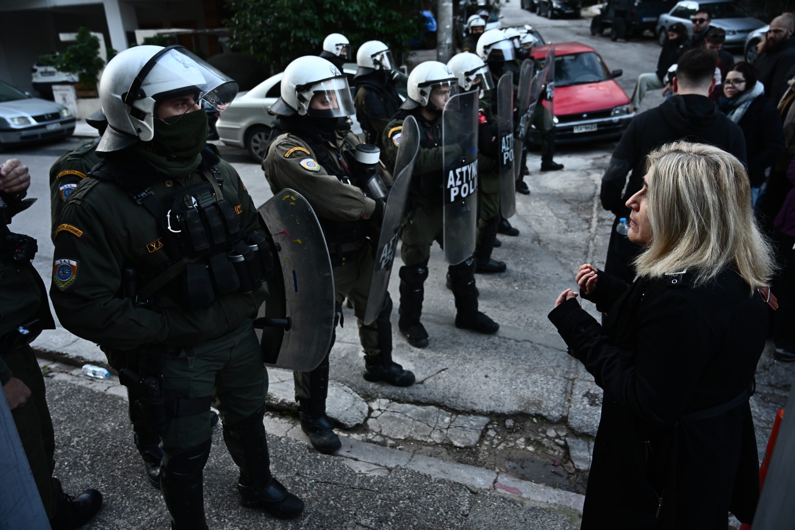 Ιωάννα Κολοβού: Ισχυρές δυνάμεις των ΜΑΤ στο σπίτι της δημοσιογράφου ...