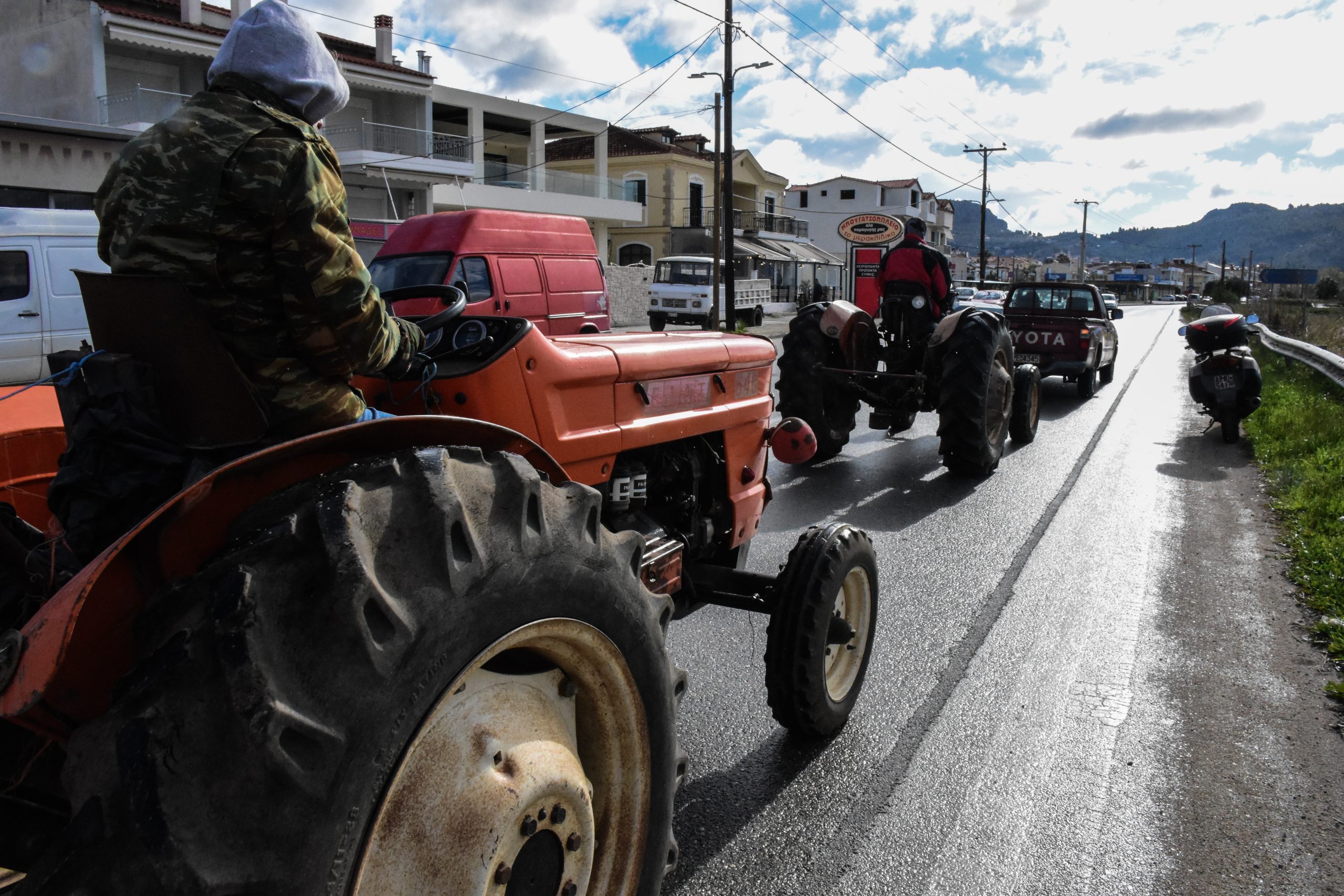 Κλειστή η Εθνική Οδος Αθηνών – Λαμίας από αγρότες στην Αταλάντη - ΚΑΡΦΙΤΣΑ