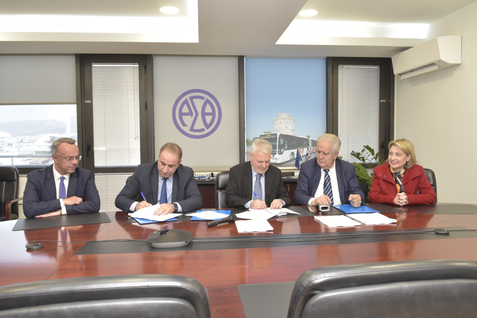 Θεσσαλονίκη: Υπεγράφη η σύμβαση για τον σταθμό φόρτισης του ΟΑΣΘ ...