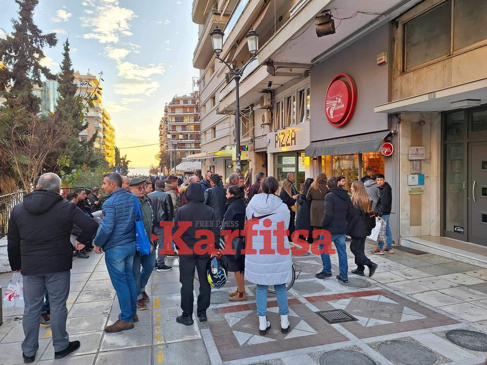 Θεσσαλονίκη: Μεγάλη ουρά για ένα κουτί τρίγωνα Πανοράματος (ΦΩΤΟ+Video ...