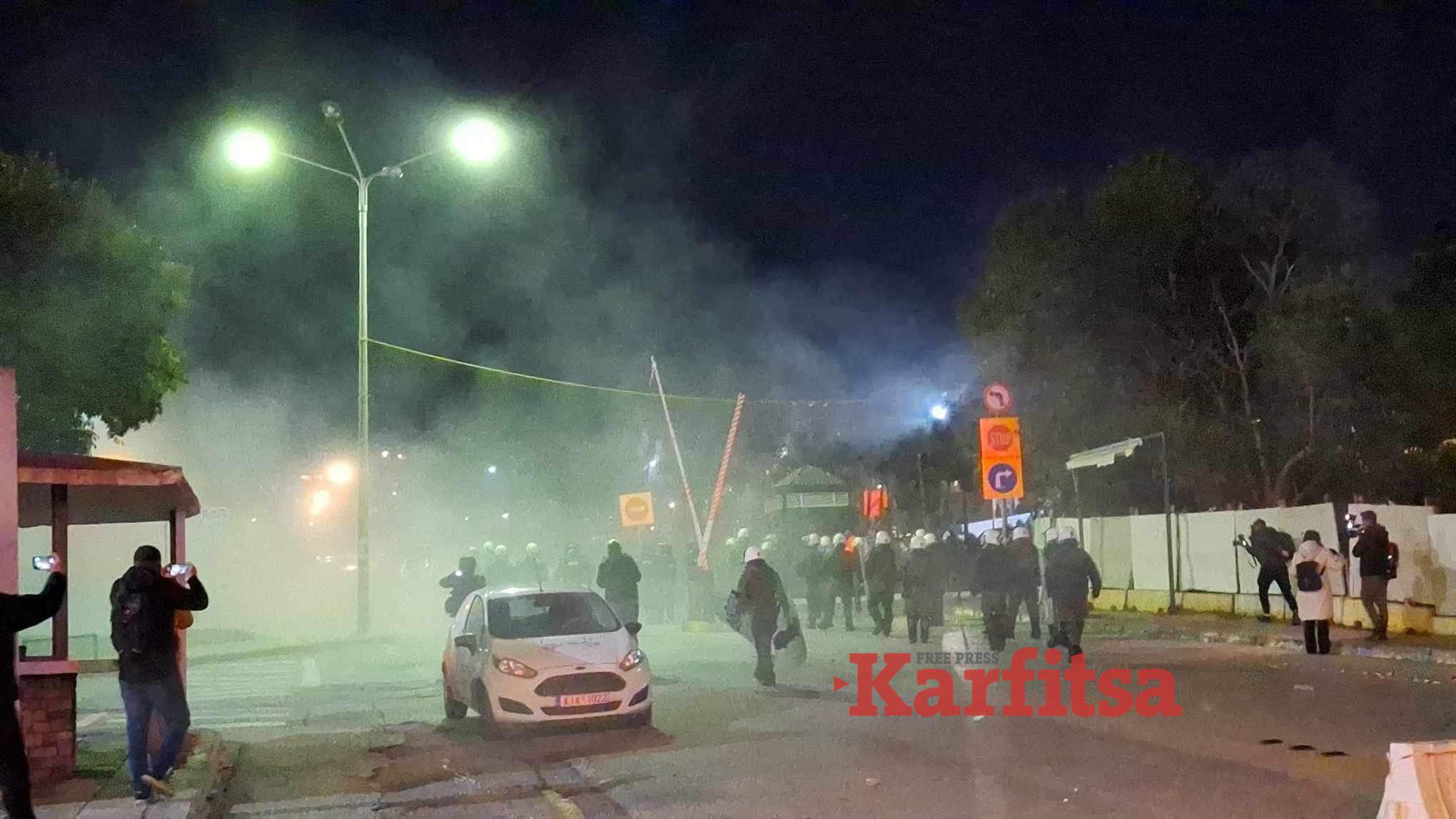 Θεσσαλονίκη: Επεισόδια μεταξύ κουκουλοφόρων και ΜΑΤ έξω από το ΑΠΘ ...
