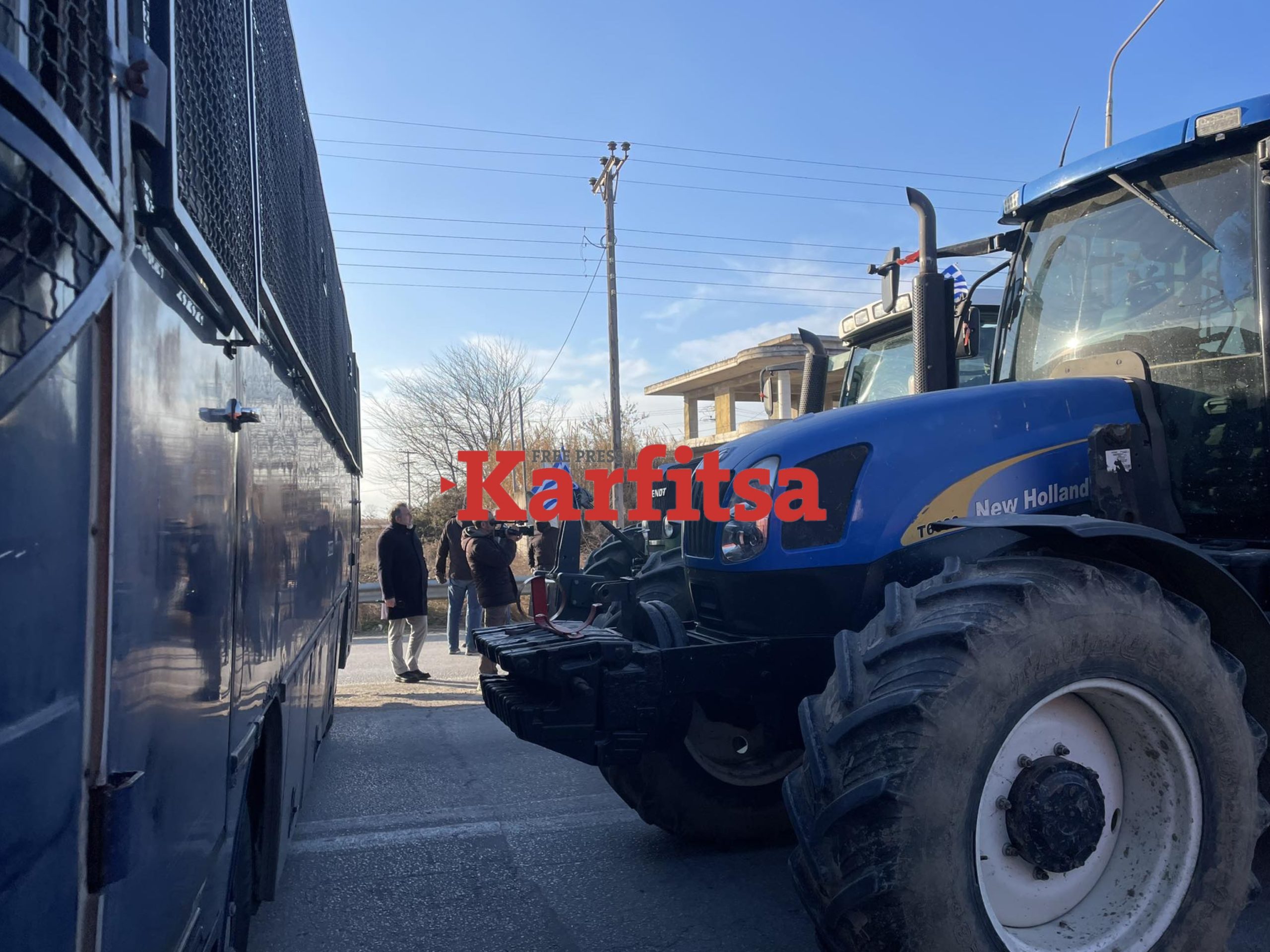 Βγήκαν οι αγρότες με τα τρακτέρ στα Μάλγαρα - Έκλεισε το δρόμο κλούβα ...