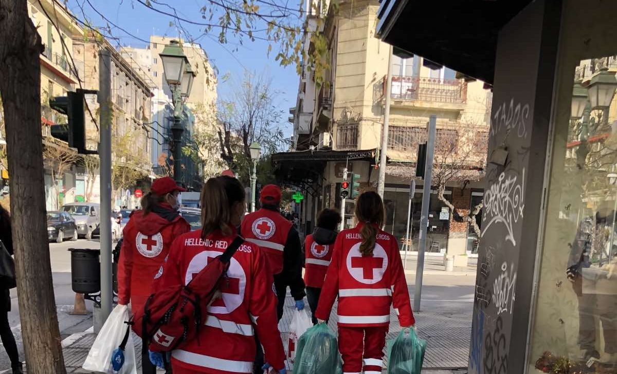 Ο Ελληνικός Ερυθρός Σταυρός ενισχύει τους αστέγους της Θεσσαλονίκης ...