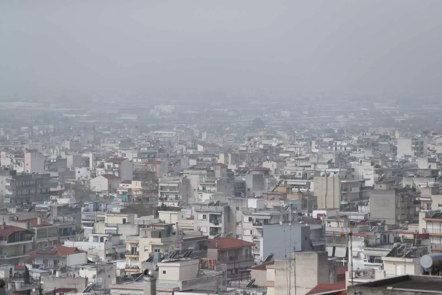 Εικόνες από την αφρικανική σκόνη που «πνίγει» την Θεσσαλονίκη και ...
