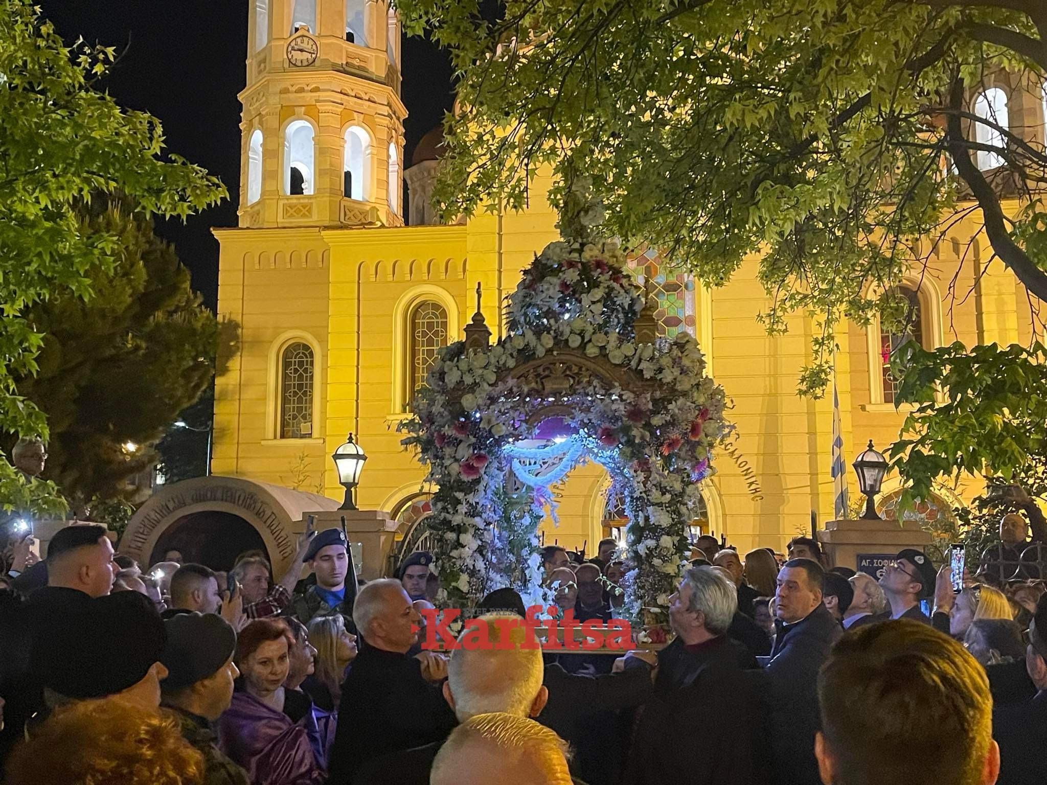 Μεγάλη Παρασκευή: Σε κλίμα συγκίνησης η περιφορά του Επιταφίου της ...