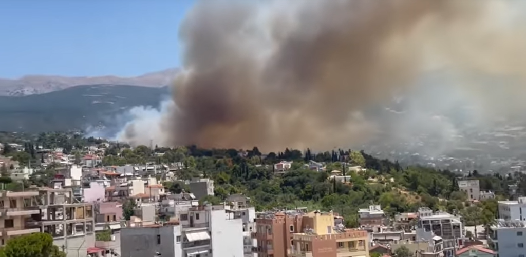 Πάτρα: Σε εξέλιξη η φωτιά στην περιοχή Γηροκομειό