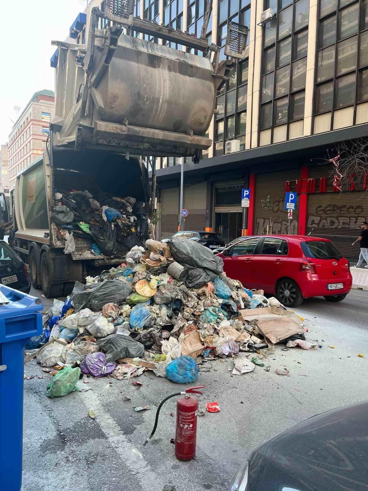 Θεσσαλονίκη: Απορριμματοφόρο πήρε φωτιά από ηλεκτρικό πατίνι