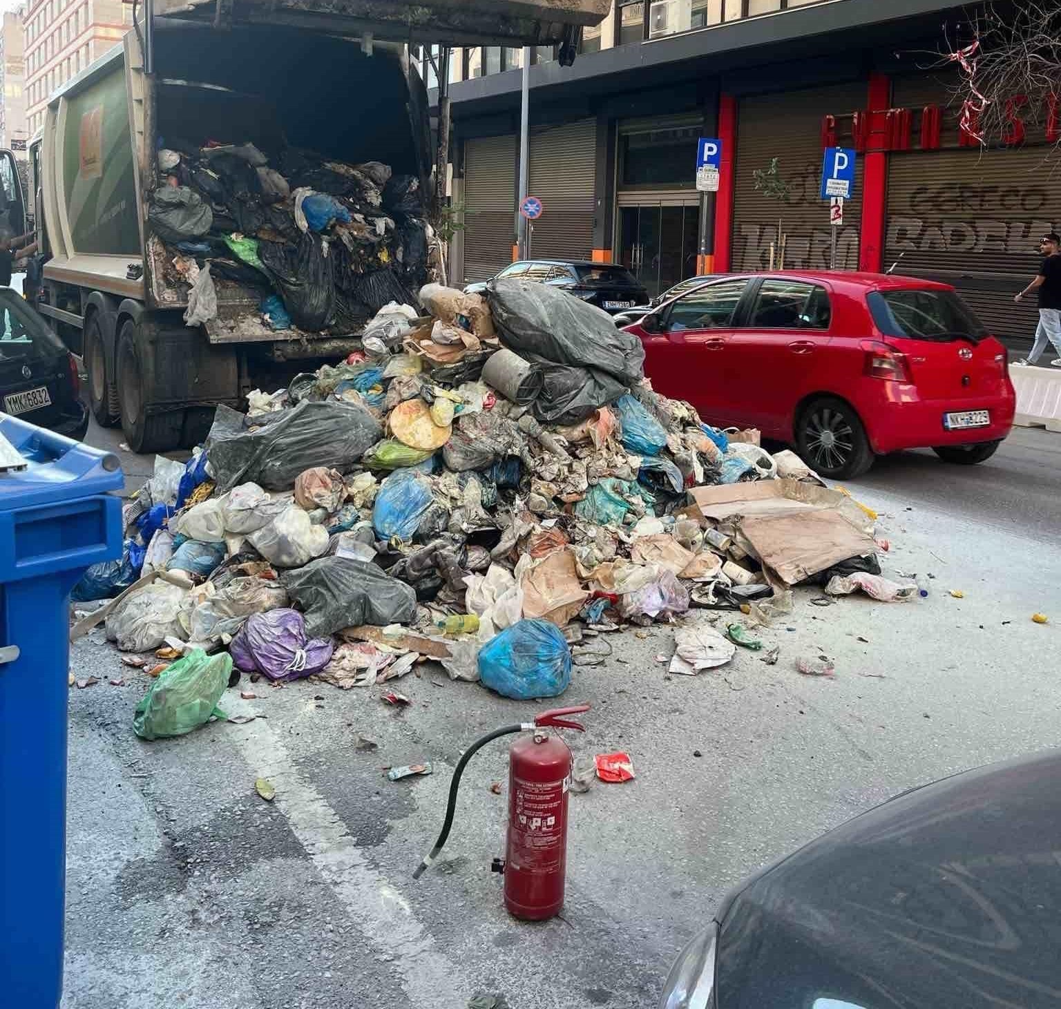 Θεσσαλονίκη: Απορριμματοφόρο πήρε φωτιά από ηλεκτρικό πατίνι