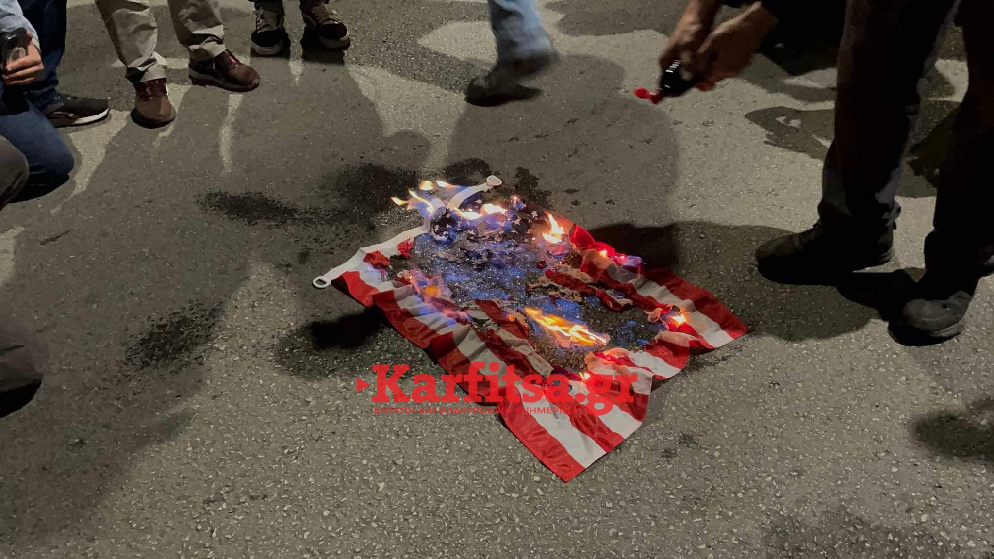 ΤΩΡΑ - Θεσσαλονίκη: Έκαψαν σημαία των ΗΠΑ στην πορεία για