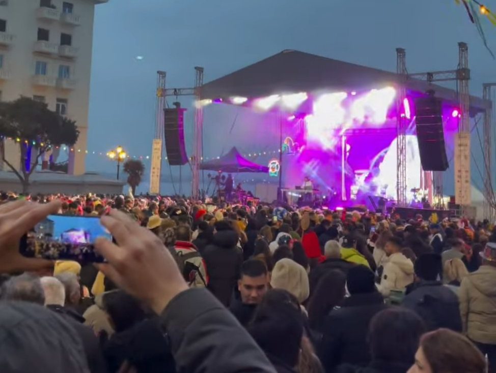 Θεσσαλονίκη: Disco Party αυτήν την ώρα στην πλατεία Αριστοτέλους (ΦΩΤΟ ...